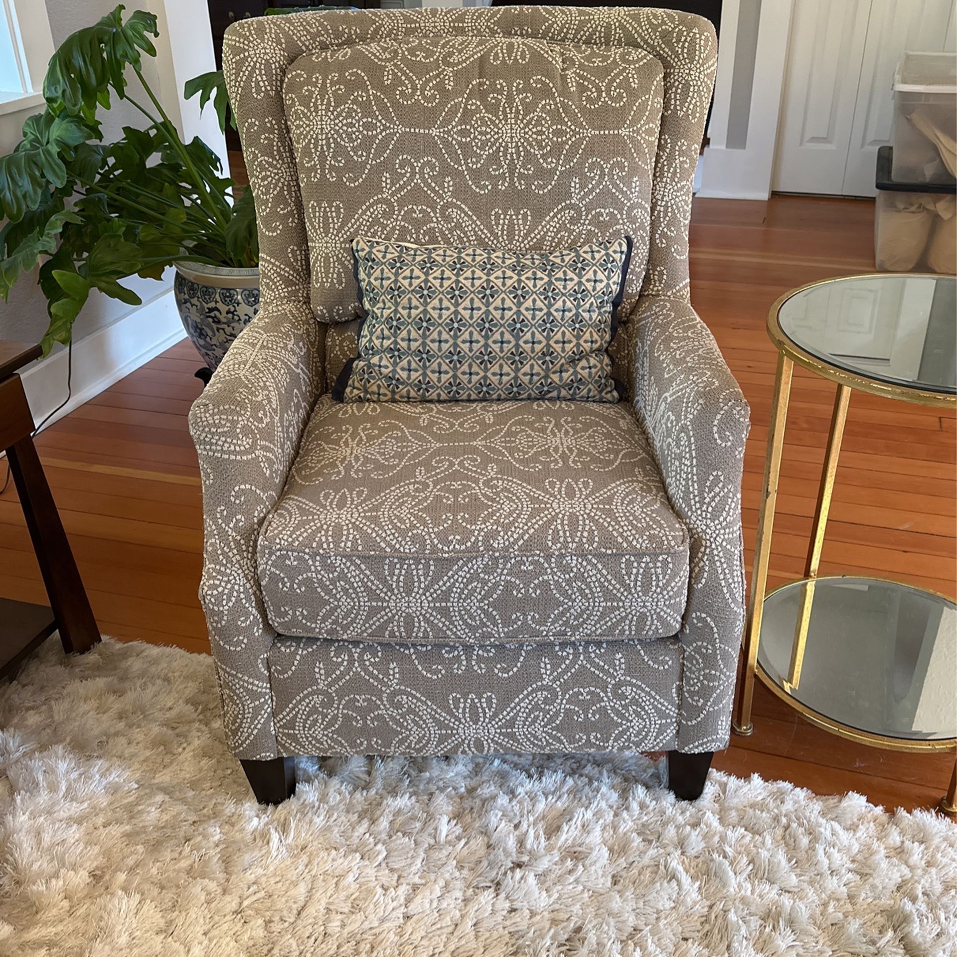 Gray Sitting Chair for Sale in Olympia, WA - OfferUp
