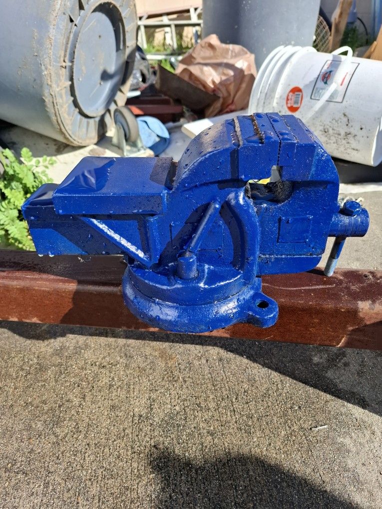 BENCH VISE VERY GOOD CONDITION for Sale in Santa Fe Springs, CA - OfferUp