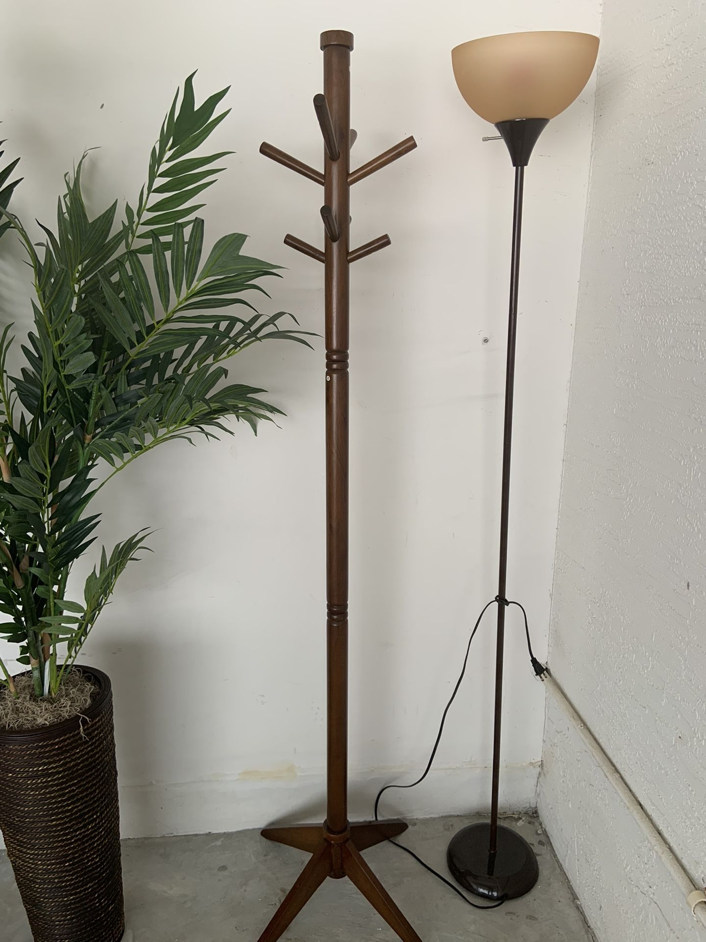 Wood Hat Tree - Hat Rack Stand for Sale in Pembroke Park, FL - OfferUp