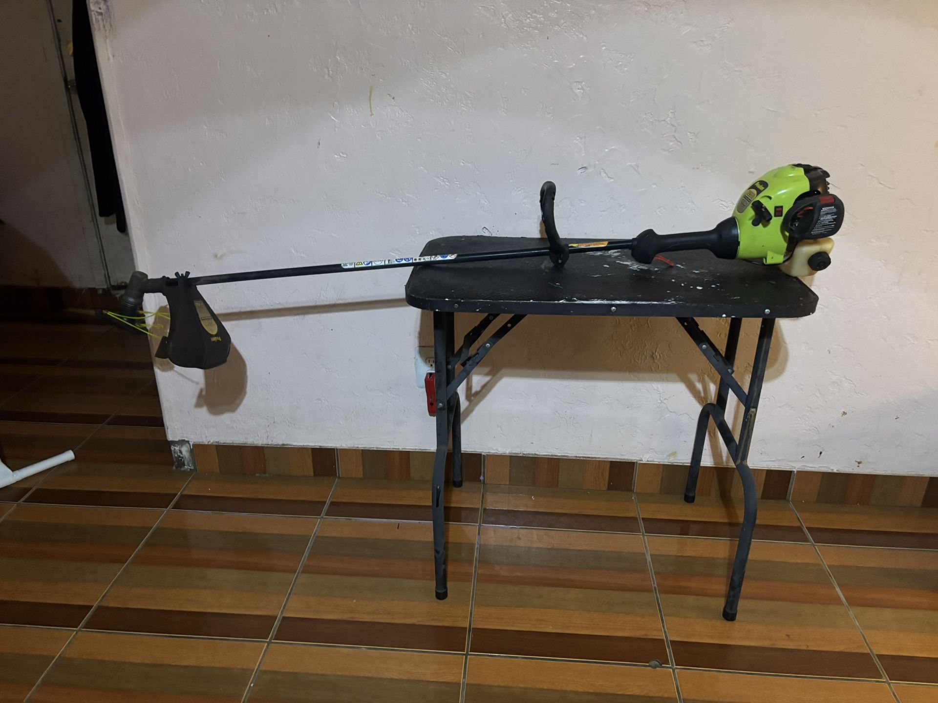 Poulan Has Powered Weed eater P2500 17” 25 CC Straight Shaft. for Sale ...