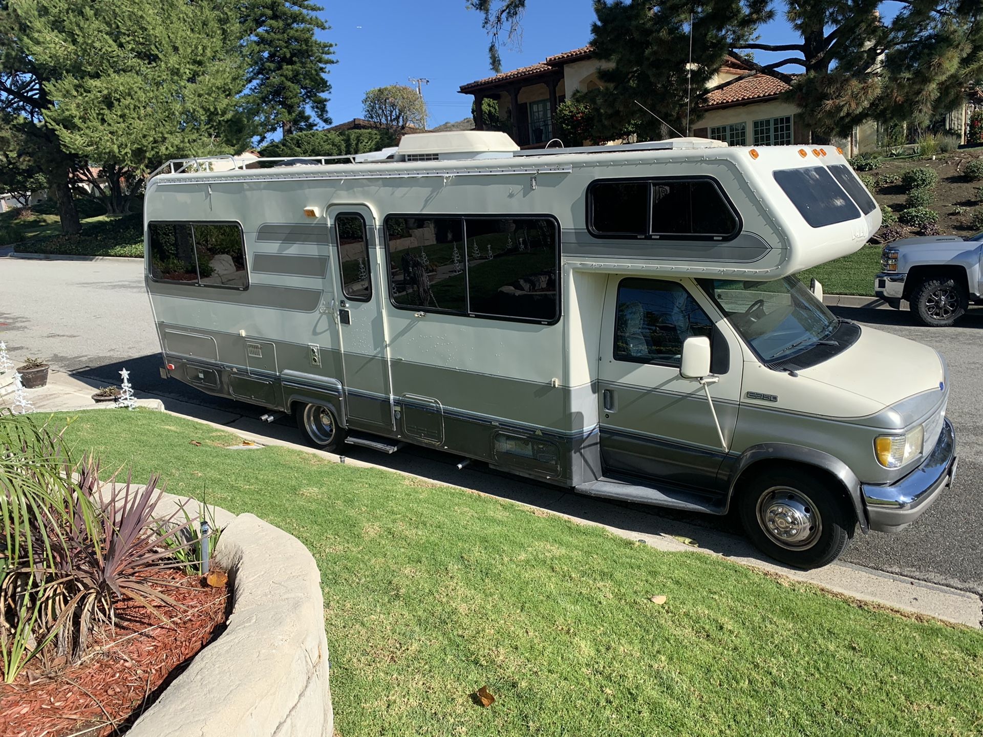 1995 Lazy Daze 26.5 mid bath with a 7.5 V8 for Sale in Brea, CA - OfferUp