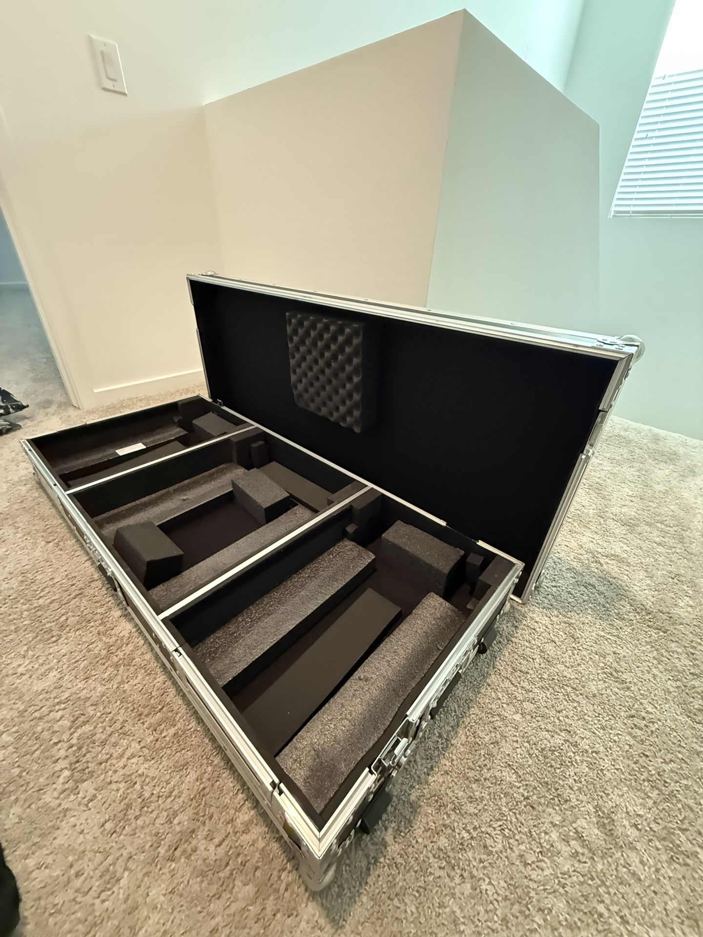 Rolling Flight Hard Case For DJ Equipment for Sale in Mesa, AZ - OfferUp