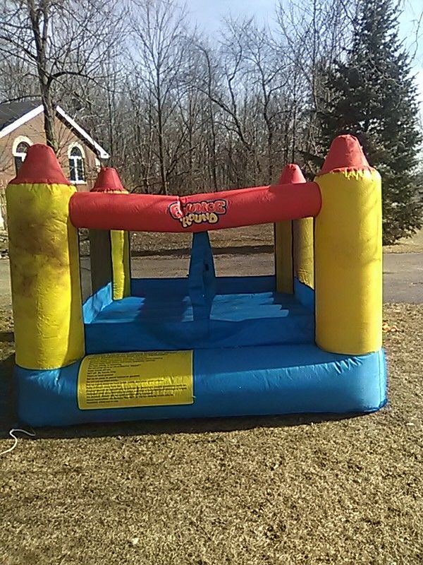 Bounce round Deluxe castle 9x9 for Sale in Marshall, WI - OfferUp