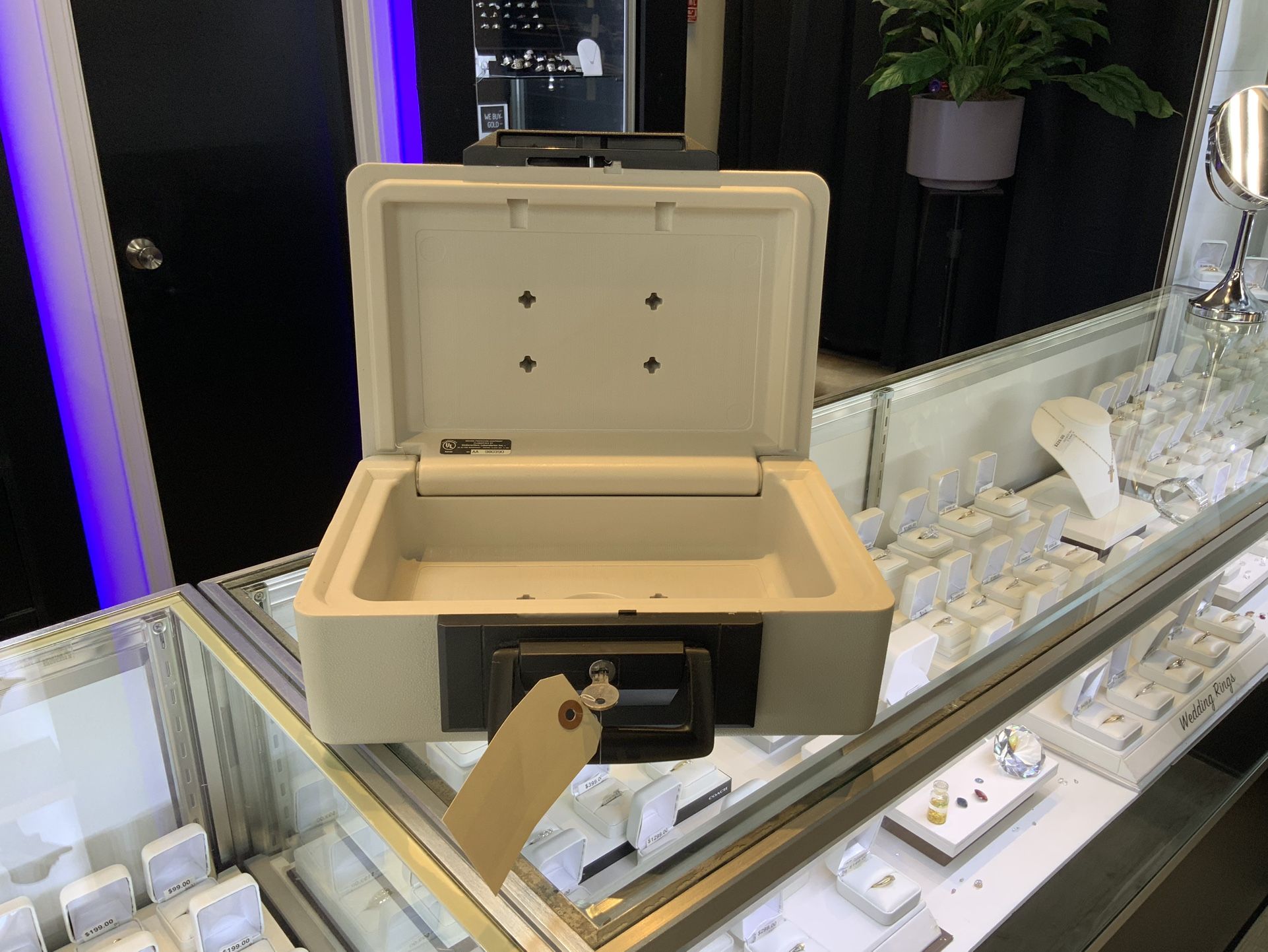 Sentry Safe R4132 Fireproof Waterproof R4132 with Key White for Sale in ...