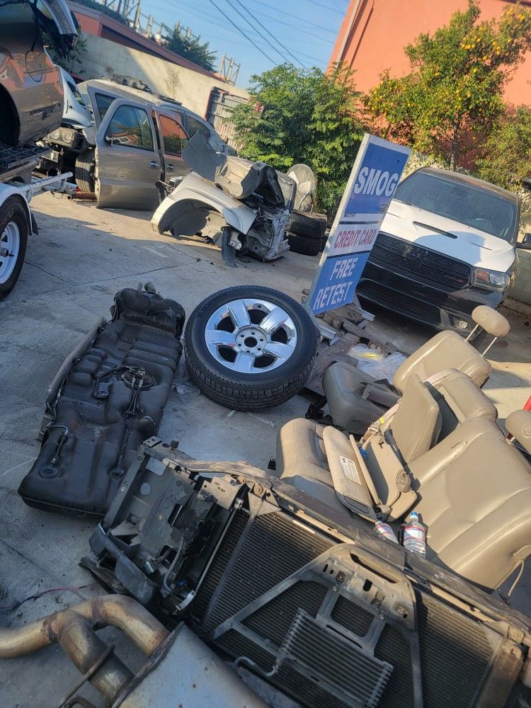 2004 Escalede Ext Parts for Sale in Crystal City, CA - OfferUp