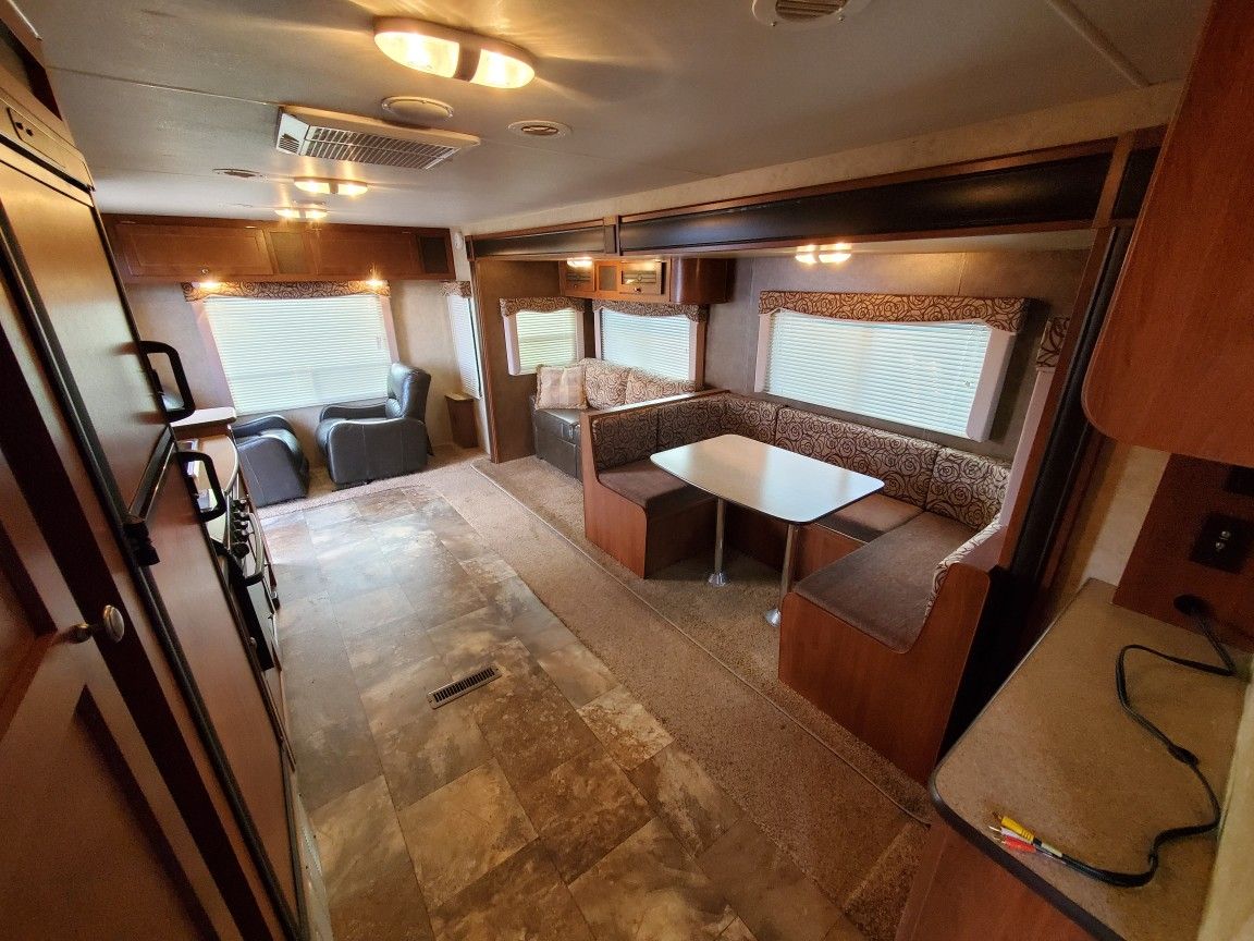 2015 clean Trail lite rear Lounge spacious trailer with slide sleep 6 for Sale in Mesa, AZ - OfferUp