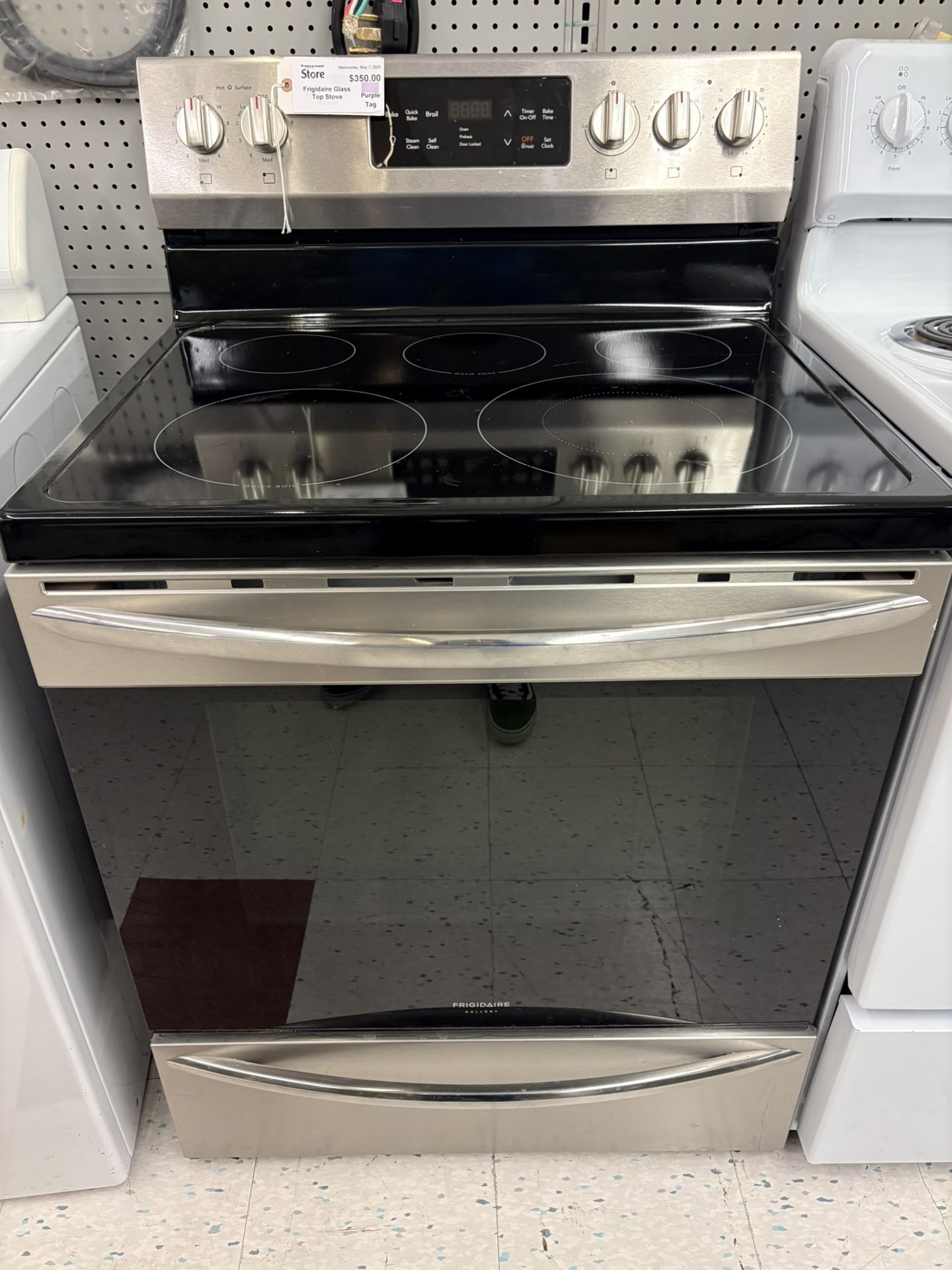 Frigidaire Glass Top Stove for Sale in Spanaway, WA - OfferUp