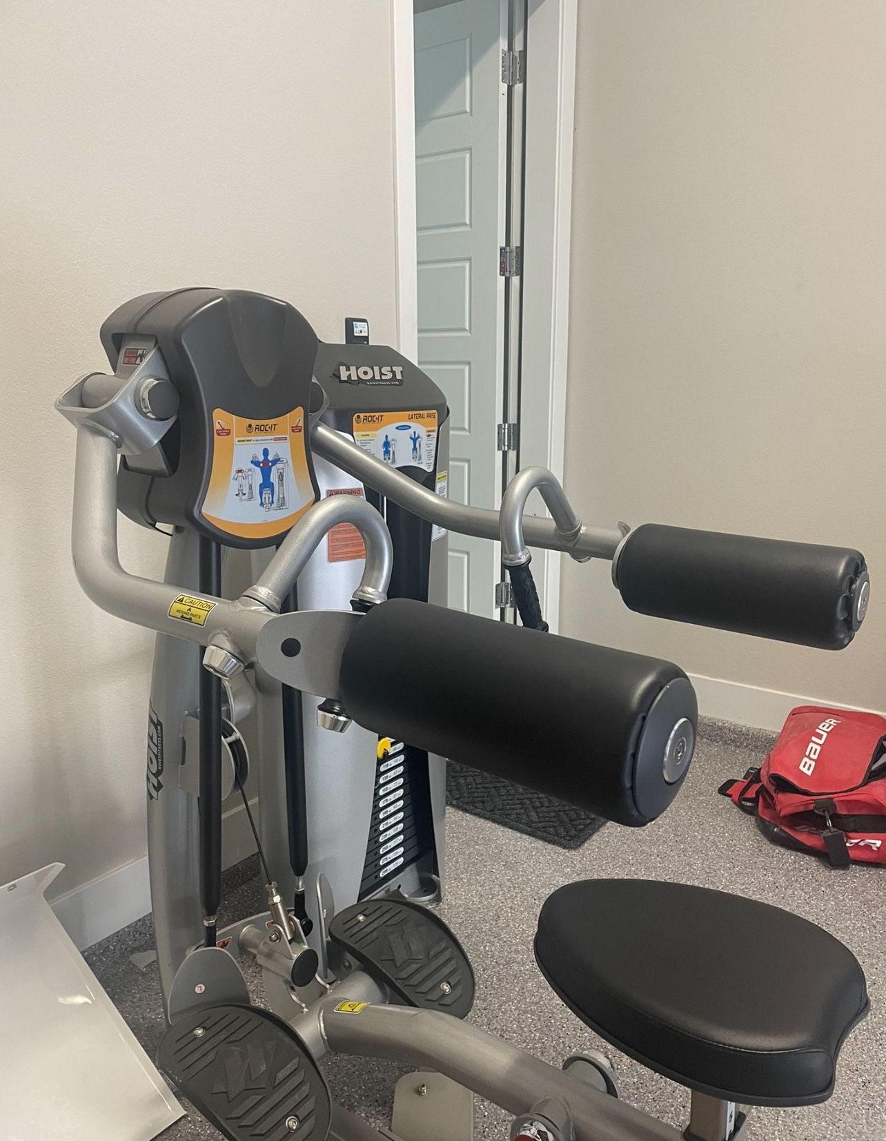 SHOULDER MACHINE/ GYM EQUIPMENT HOIST LATERAL RAISE/ WEIGHT STACKS ...