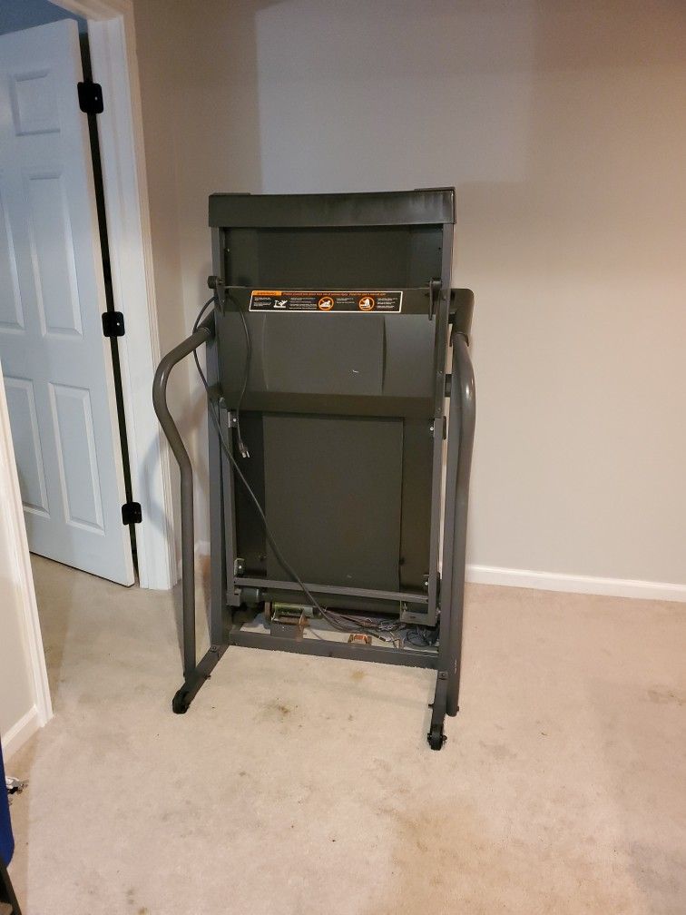 PRO-FORM 525E Power Incline Treadmill for Sale in Algonquin, IL - OfferUp