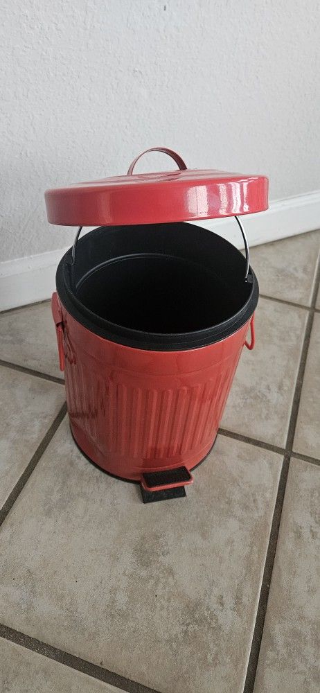 Trenday & Eye Catchy Step on pedal 11" Red metal Trash Can for Sale in ...