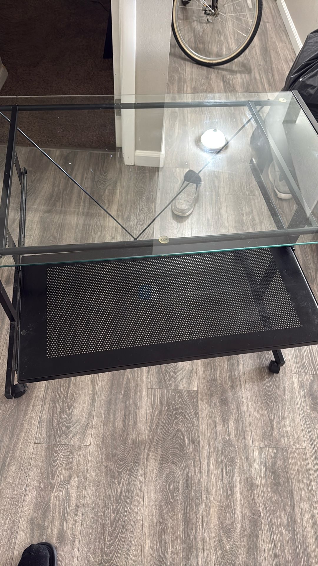Computer Glass Table . for Sale in Las Vegas, NV - OfferUp