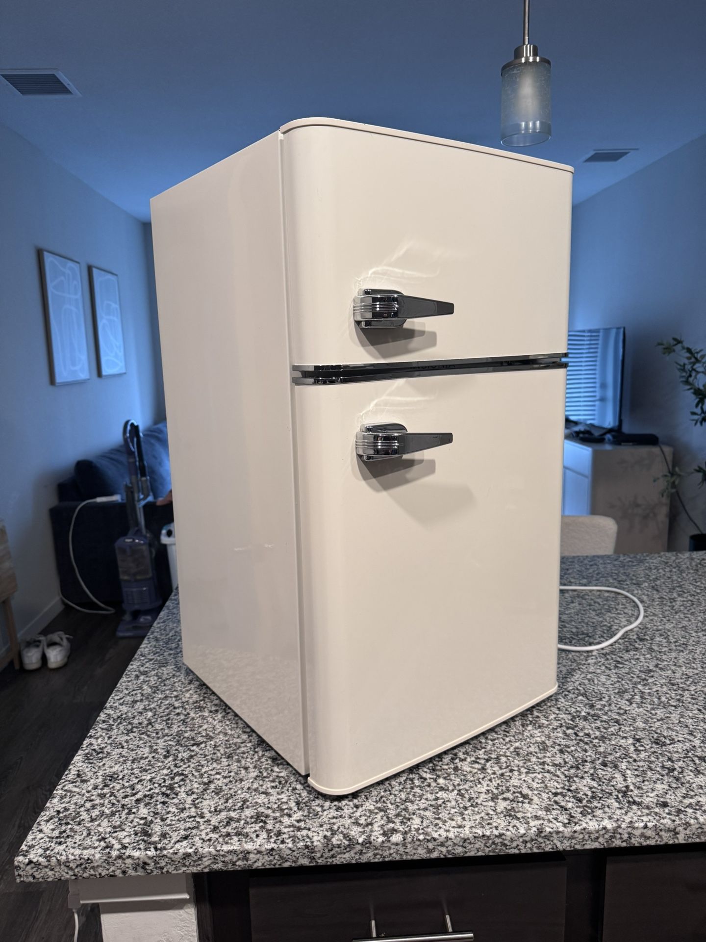 Insignia Mini Fridge 3.1cu w/ Freezer for Sale in Alafaya, FL - OfferUp