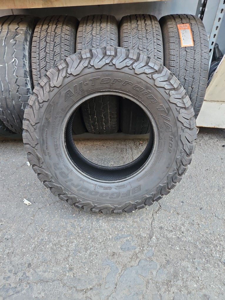 285/70/17 Bf Goodrich Tire 285 70 17 for Sale in Los Angeles, CA - OfferUp