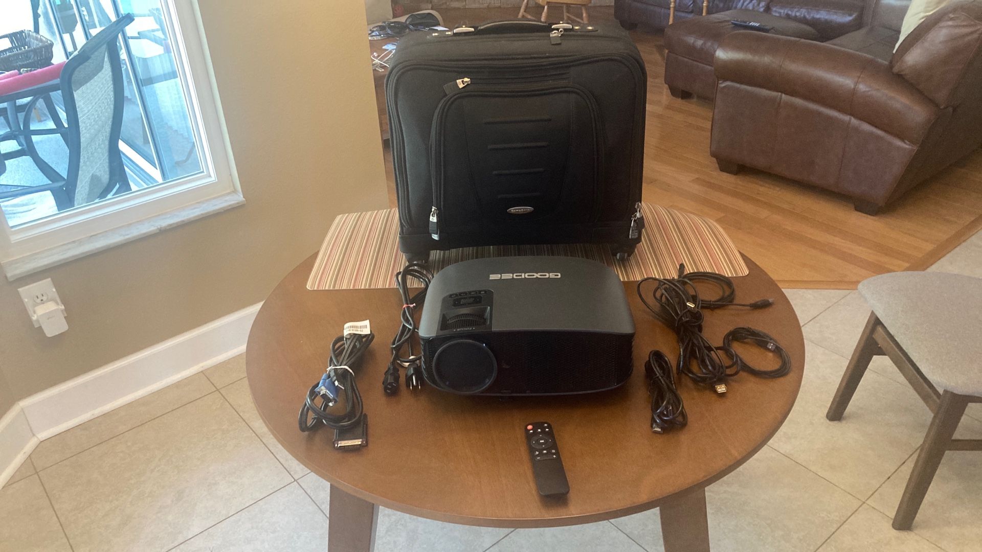 Goodee Projector w/ remote and Travel Bag for Sale in Tampa, FL - OfferUp