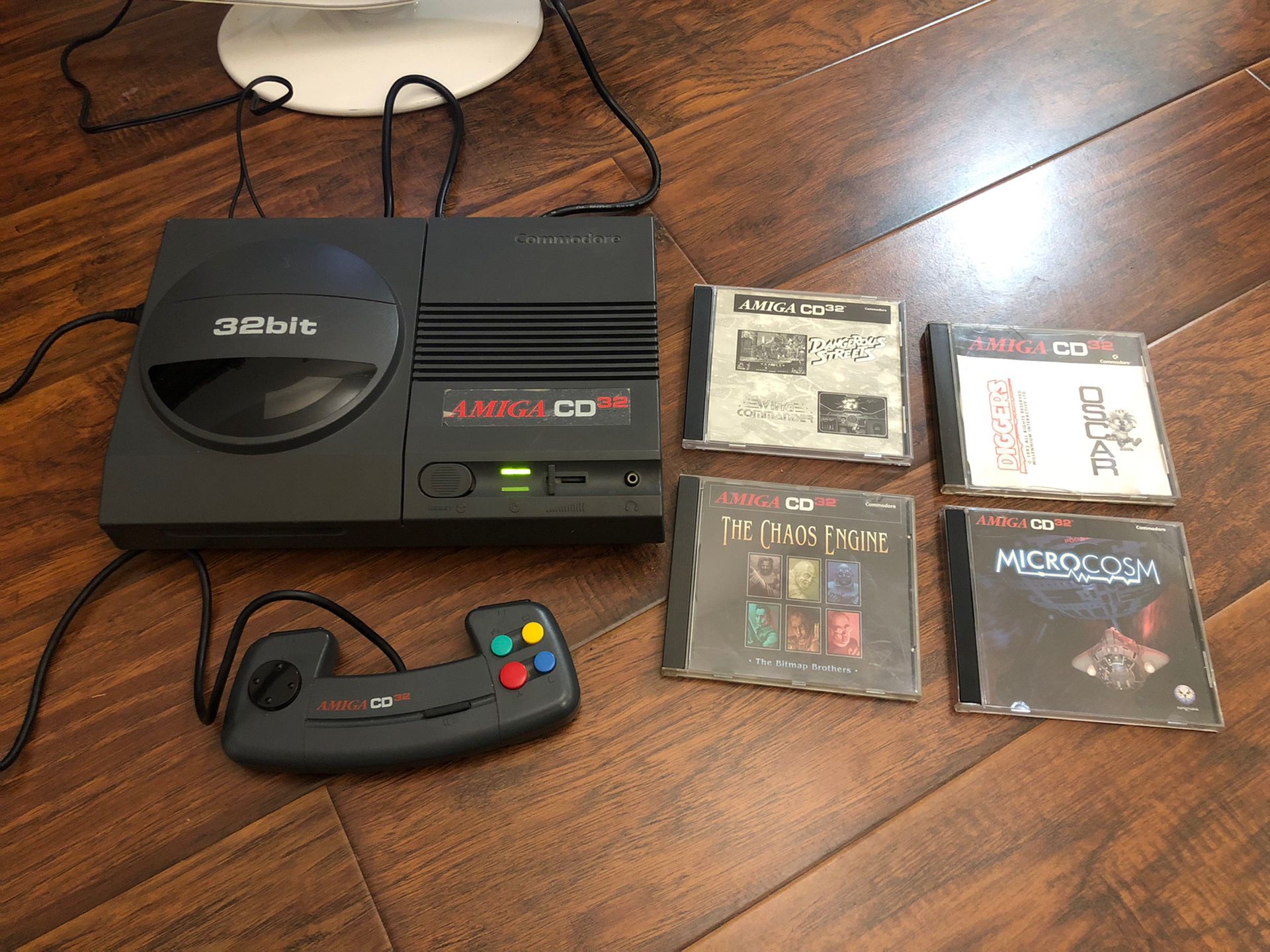 Commodore Amiga CD32 Ntsc with one Original controller and 6 games ...