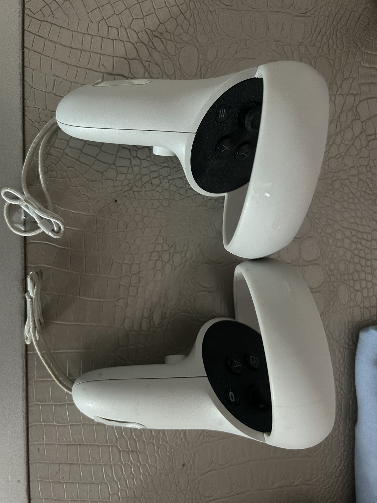 Oculus Quest 2 Controllers for Sale in Glendale, AZ - OfferUp