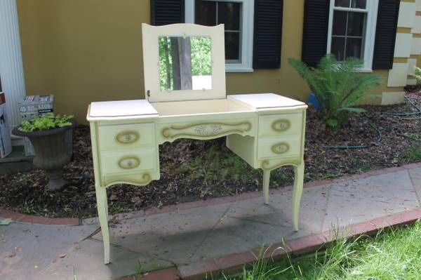 Vintage Vanity Desk Makeup Table for Sale in Newtown Square, PA - OfferUp