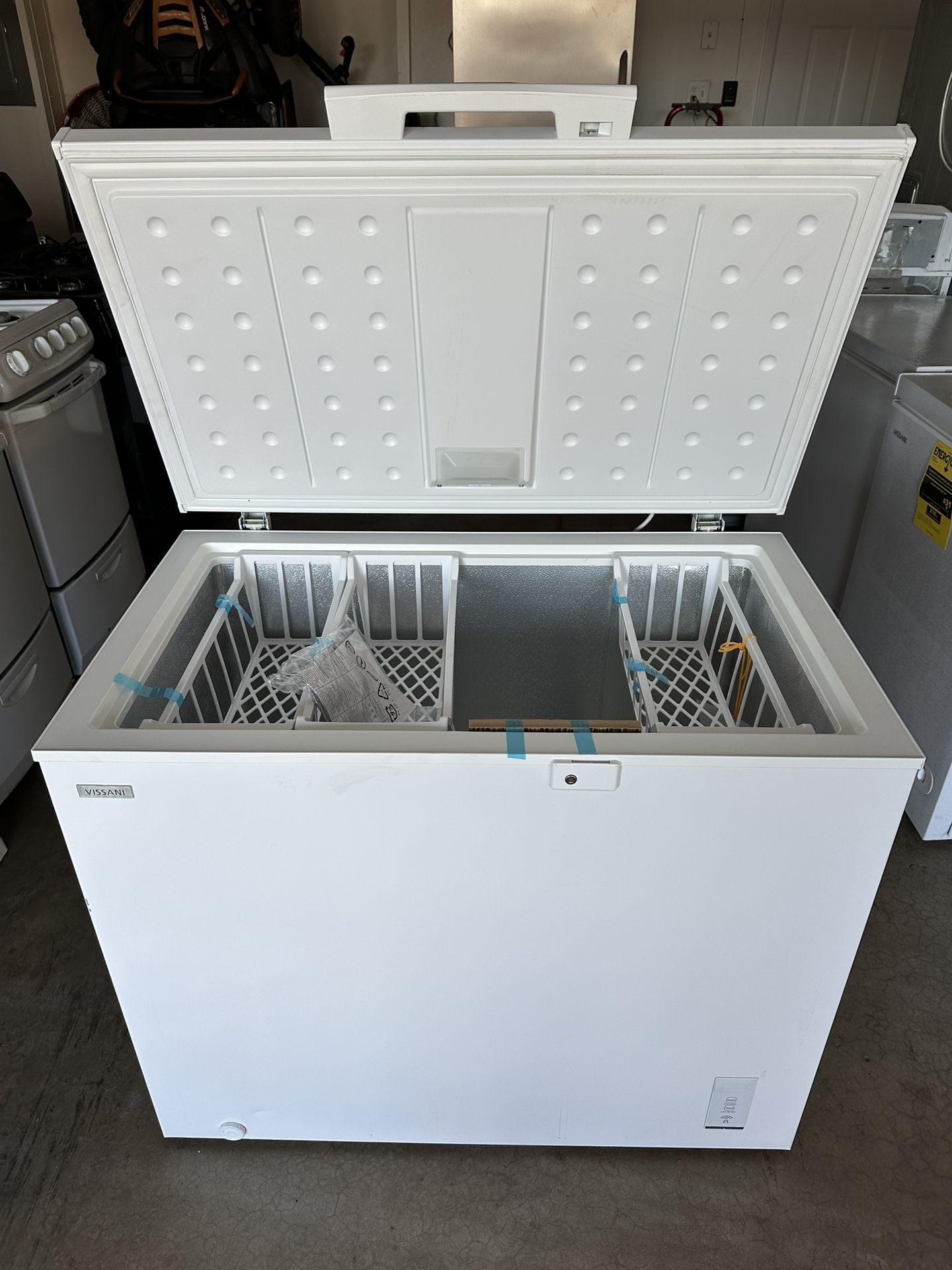 New Vissani Freezer 8.8 cu ft (1 Month Warranty) for Sale in Glendale ...