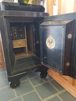 1885 Victor Safe