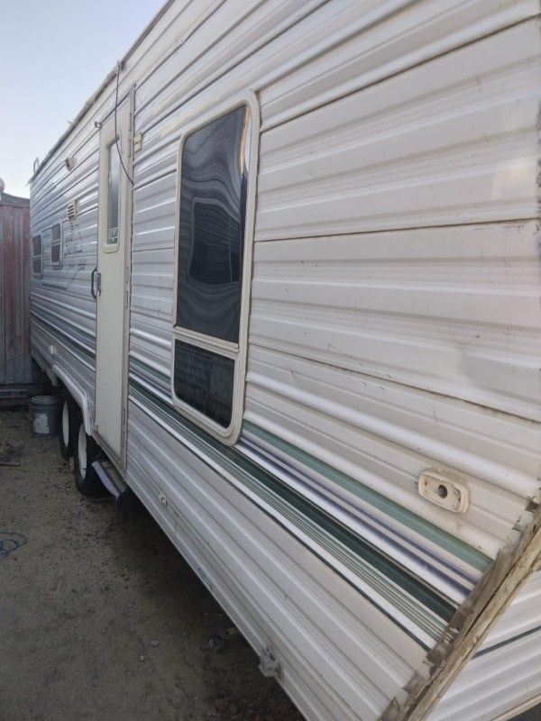 Ermosa Traila Año 2000 Móvil for Sale in Los Angeles, CA - OfferUp