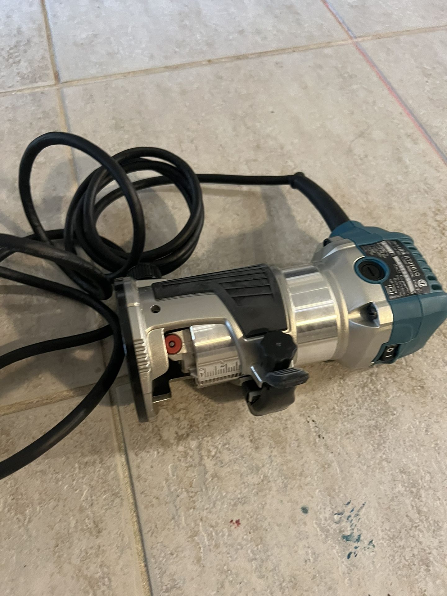 Makita RT0701C 1-1/4 HP Compact Router for Sale in Boca Raton, FL - OfferUp