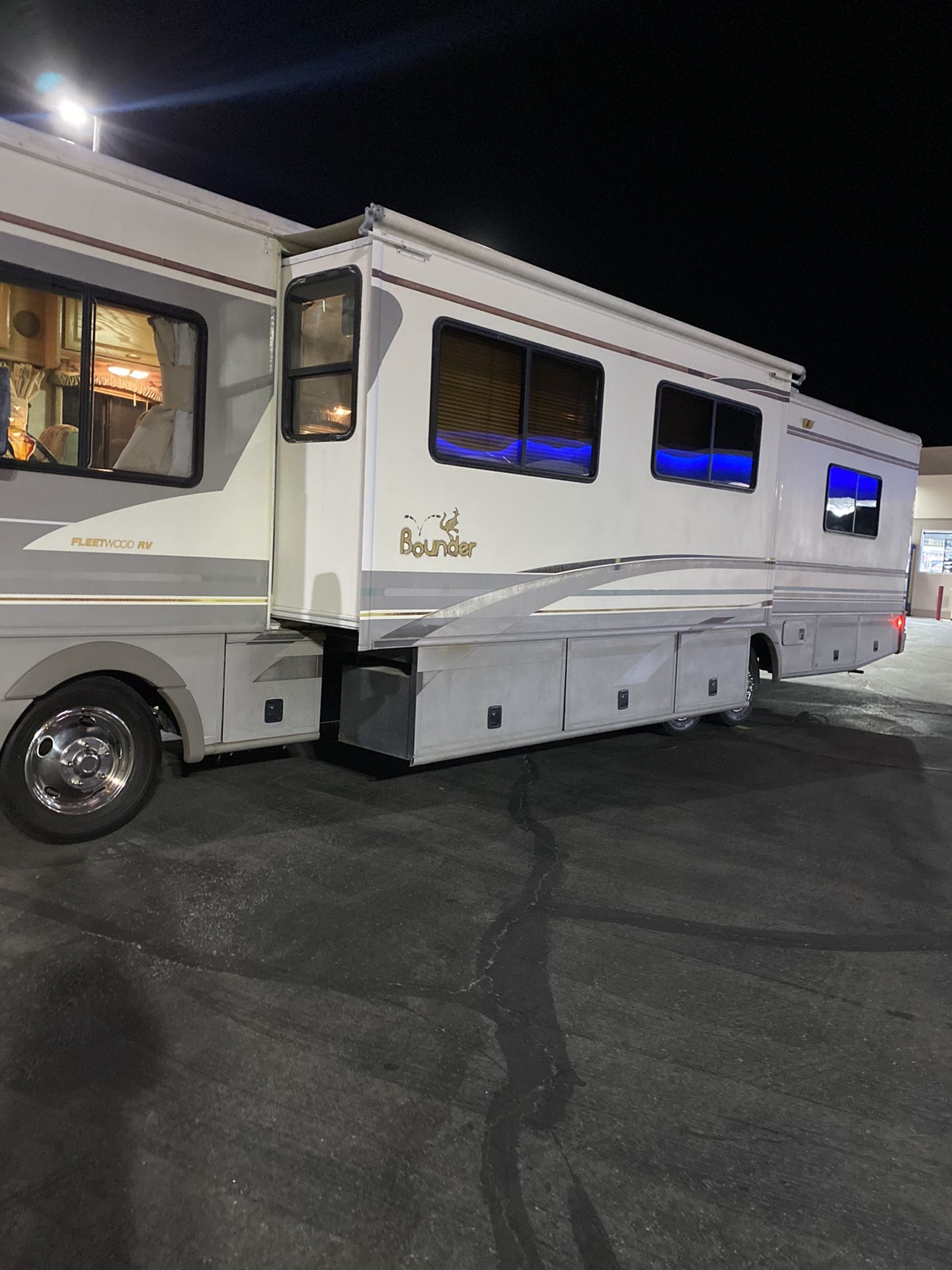 2000 Fleet wood Bounder 50th Anniversary for Sale in Thousand Palms, CA ...