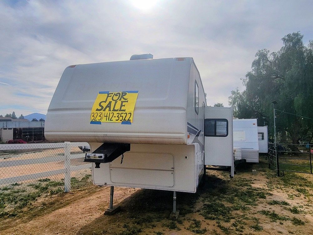 Fleetwood Terry Quantum (Fifth Wheel) for Sale in Riverside, CA - OfferUp