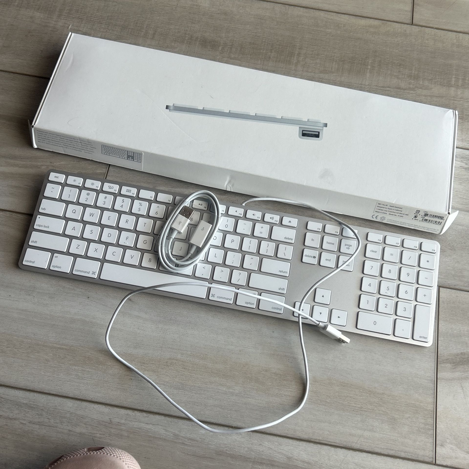 Apple Keyboard With Numeric Keypad for Sale in Miami, FL - OfferUp