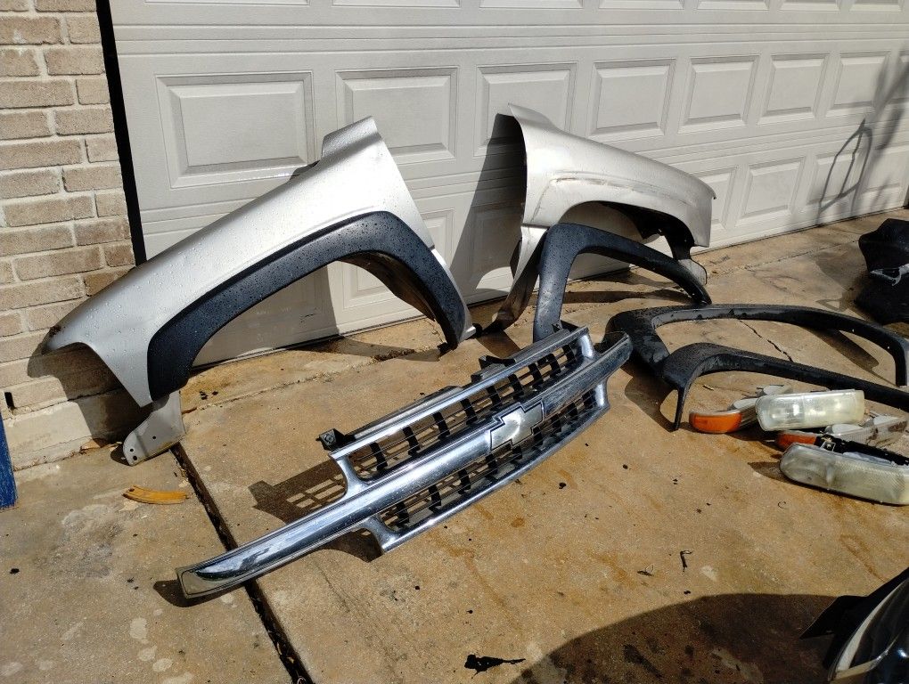 99-06 Chevy Truck/SUV Fenders,Grill , Lights for Sale in San Antonio ...