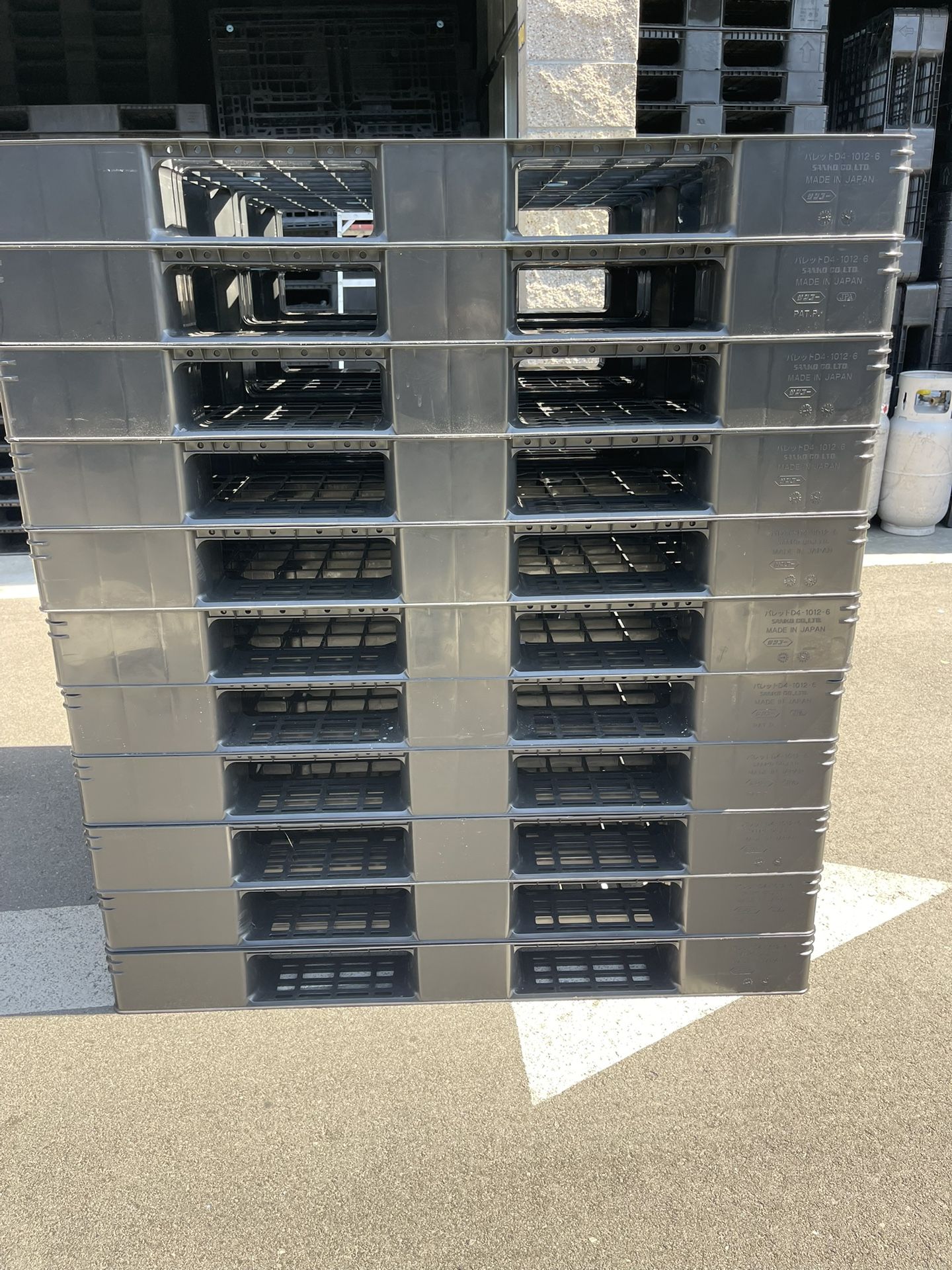 48x40 Black Plastic Pallets (Good Condition) for Sale in Compton, CA ...