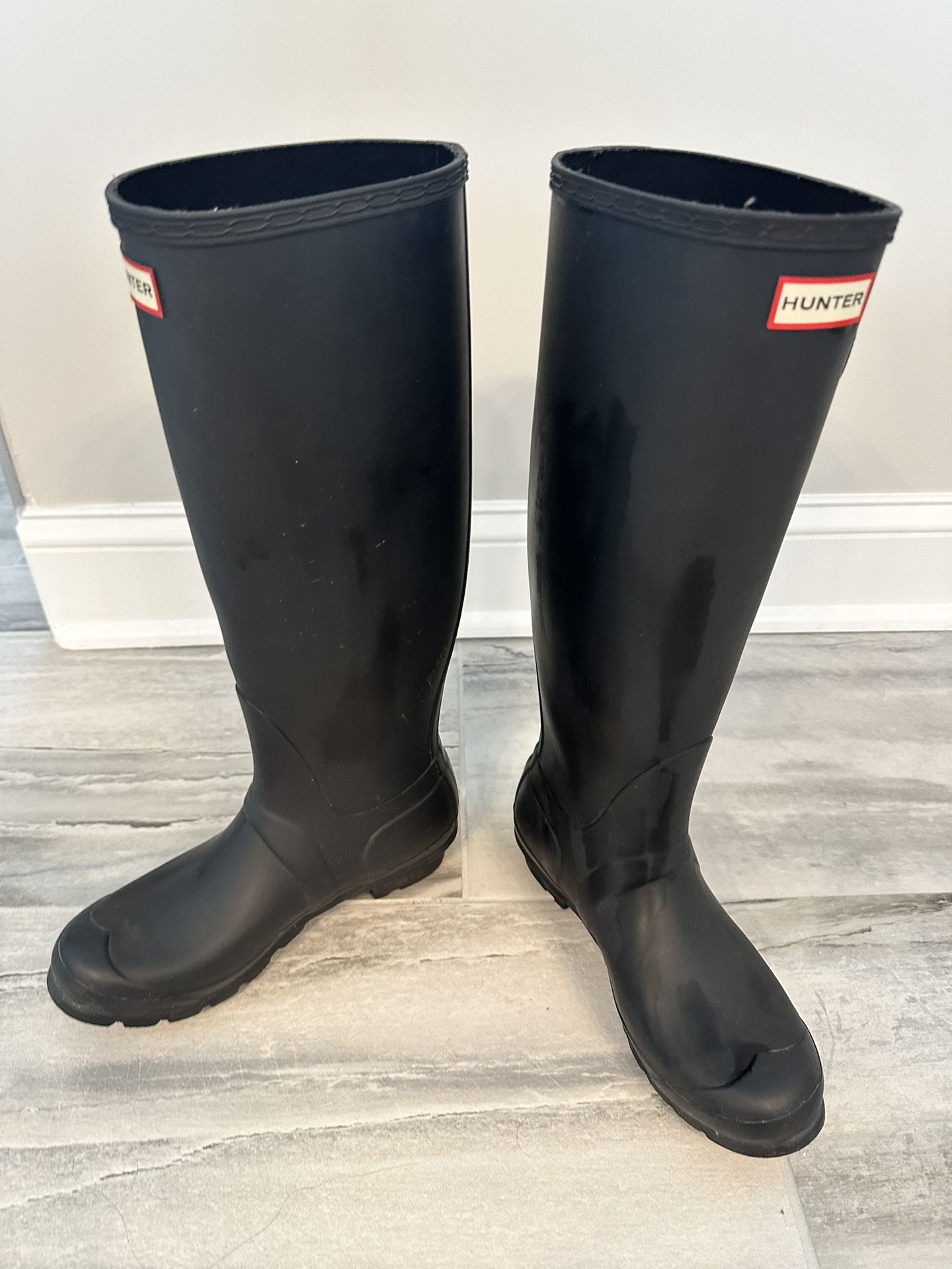 Black Mat Hunter Boys size 8 for Sale in Myrtle Beach, SC - OfferUp