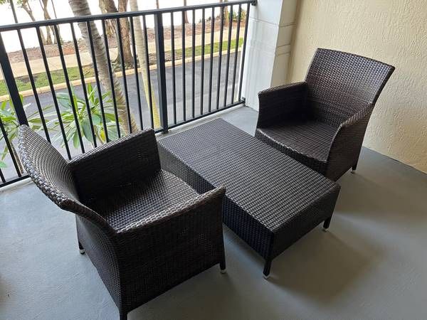 GAR WICKER OUTDOOR PATIO FURNITURE SET 2 ARMCHAIRS AND TABLE VERY NICE ...