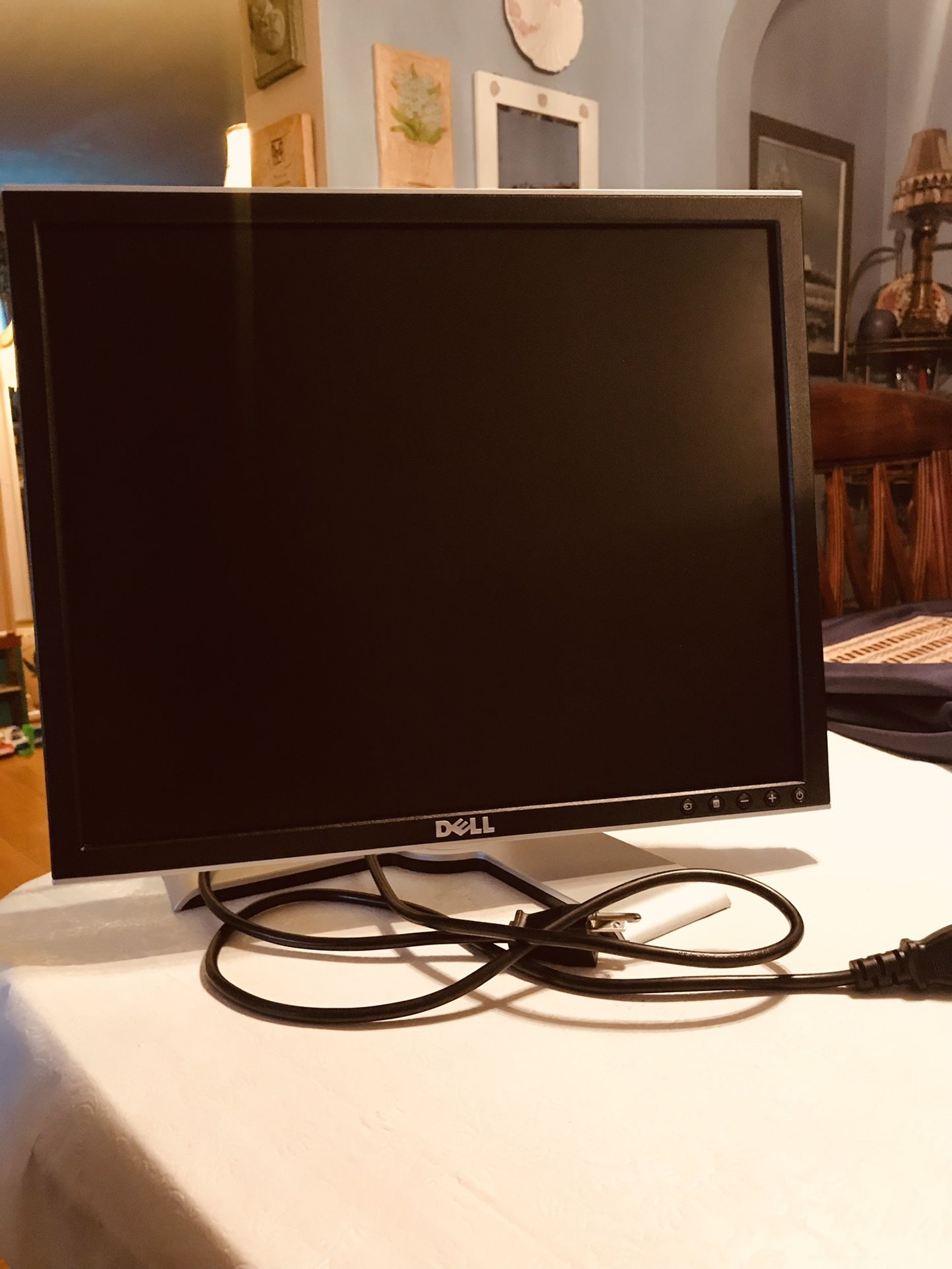 Dell 19” 1907FPt LCD Monitor VGA, DVI, The Monitor Goes Up And Down and ...