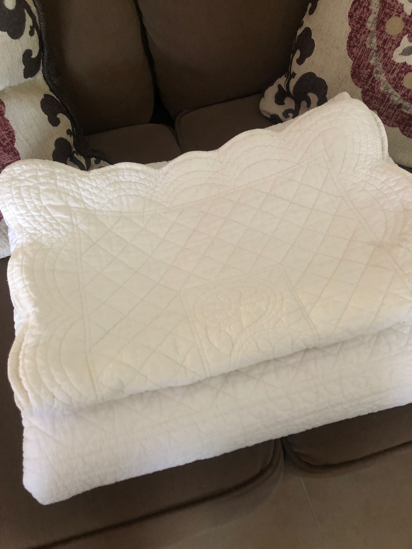 Target shabby Chic white twin quilt for Sale in Santa Ana, CA - OfferUp
