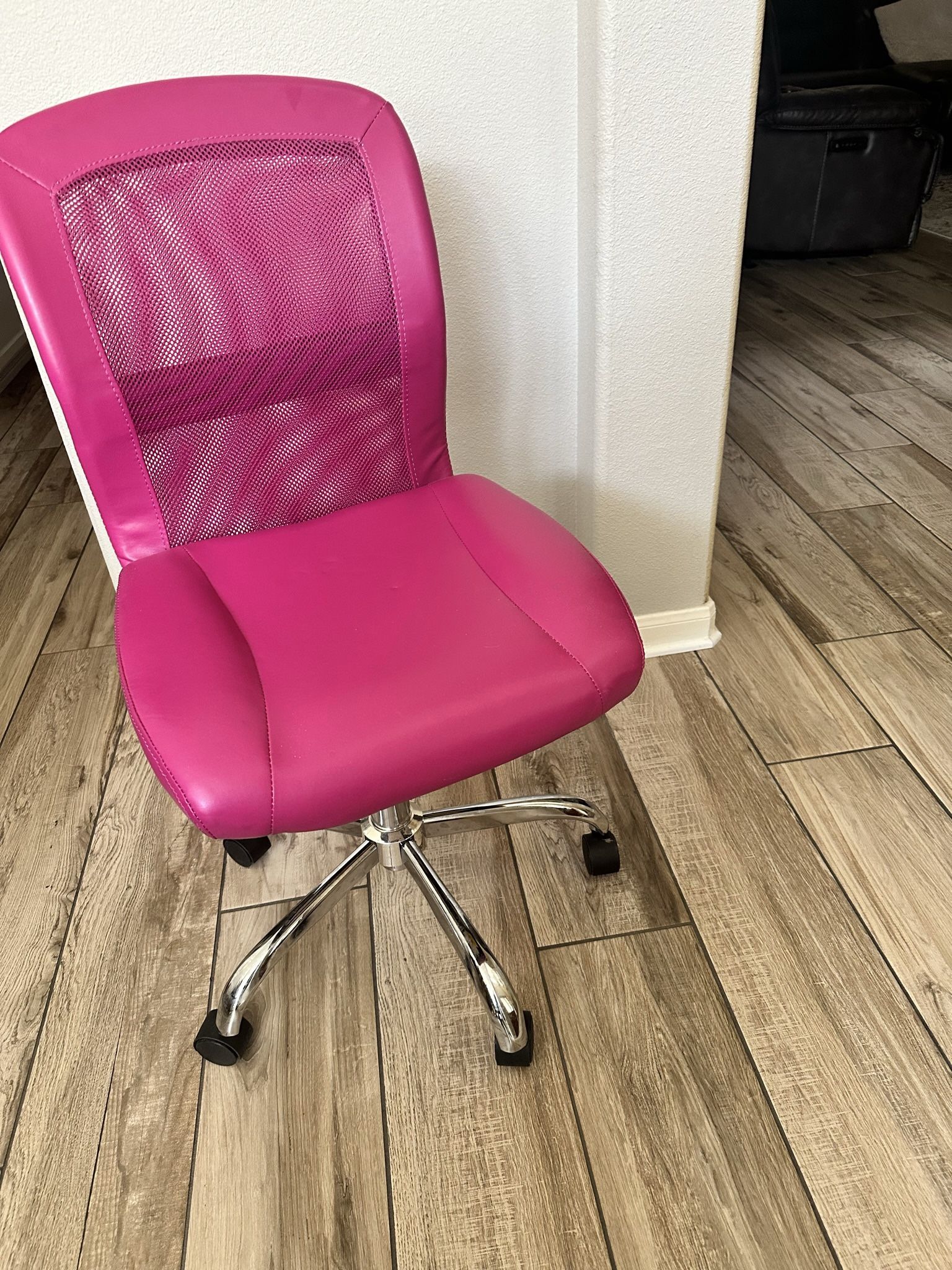 Never Used Hot Pink Desk Chair for Sale in San Antonio, TX - OfferUp