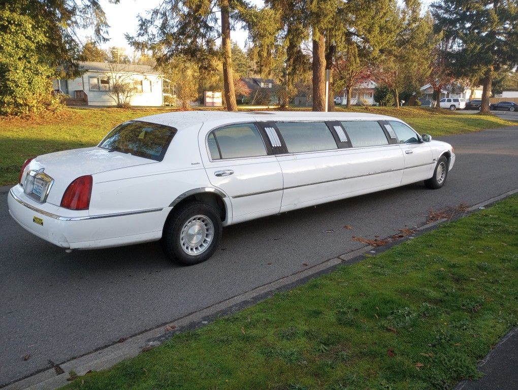 Lincoln Town CAR Stretch Limo Limousine for Sale in Tacoma, WA - OfferUp