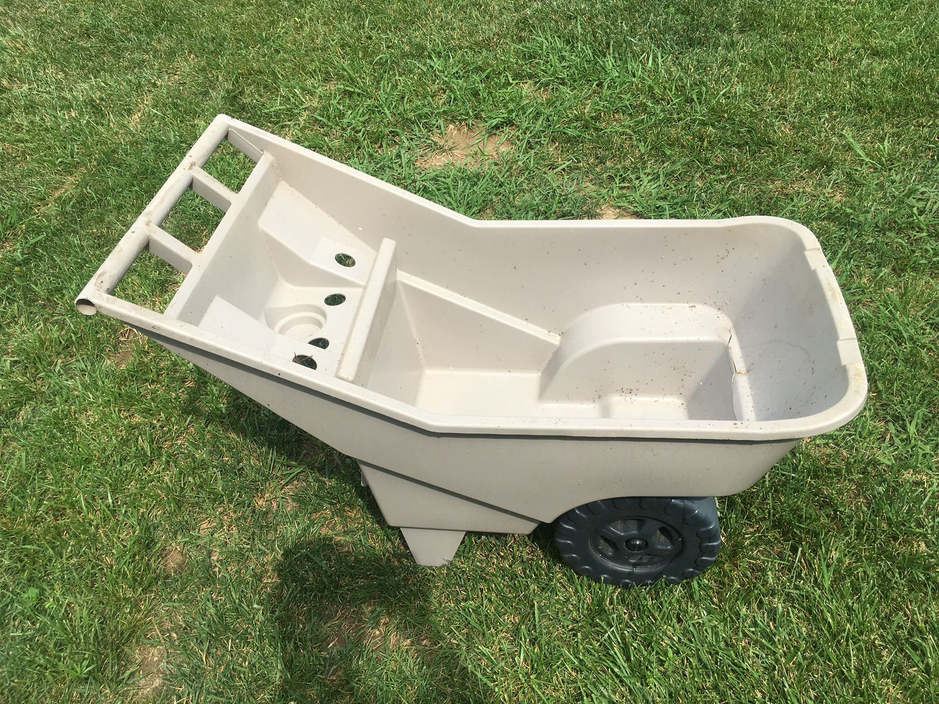 Rubbermaid Plastic wheel barrel for Sale in Newport News, VA - OfferUp
