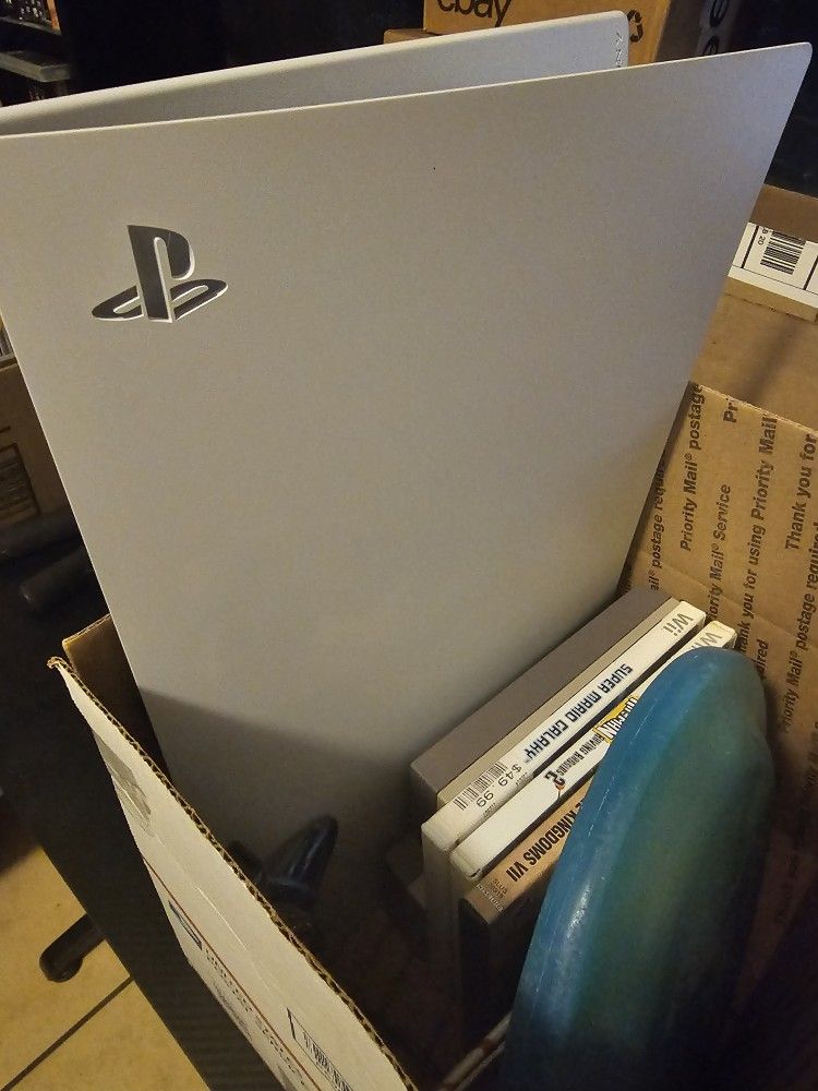 Box of Random Gaming Stuff for Sale in Phoenix, AZ - OfferUp