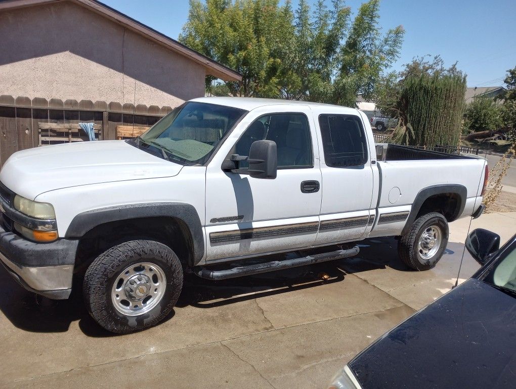 2002 Chevrolet Silverado 2500 HD for Sale in Armona, CA - OfferUp