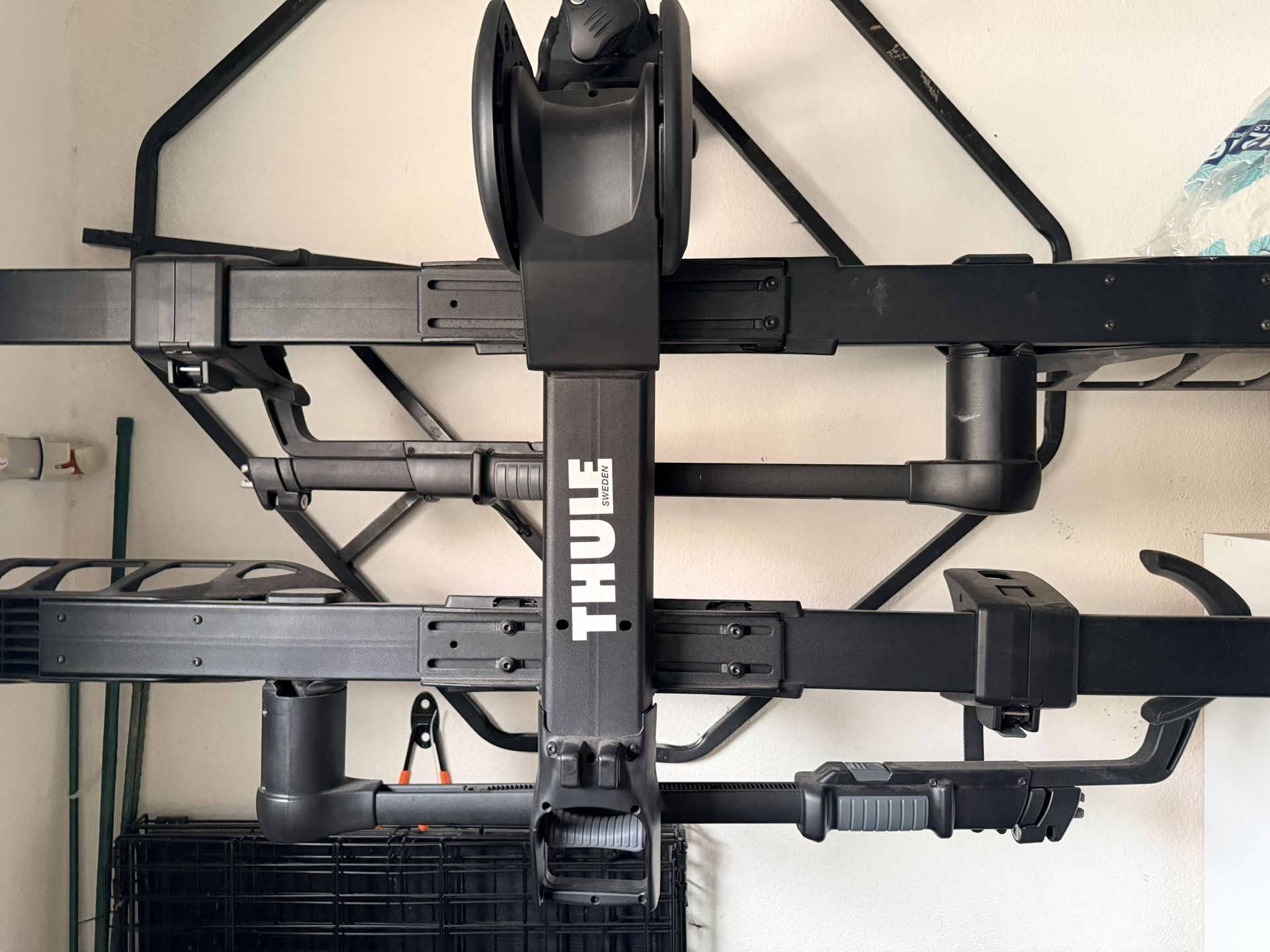 Thule T2 Pro XT 2 Hitch Bike Rack (2") for Sale in Garden Grove, CA - OfferUp