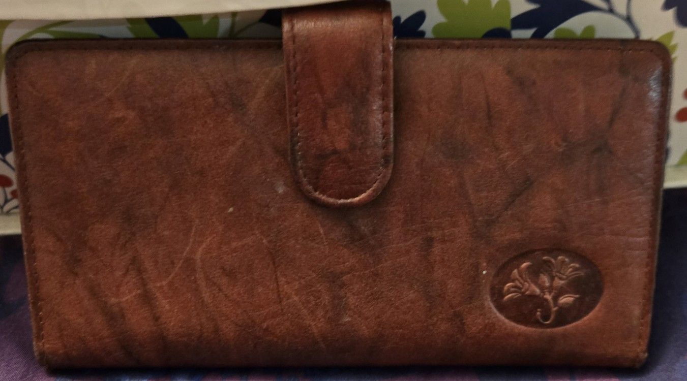 Buxton Cow Rawhide Women's Wallet for Sale in Apopka, FL - OfferUp