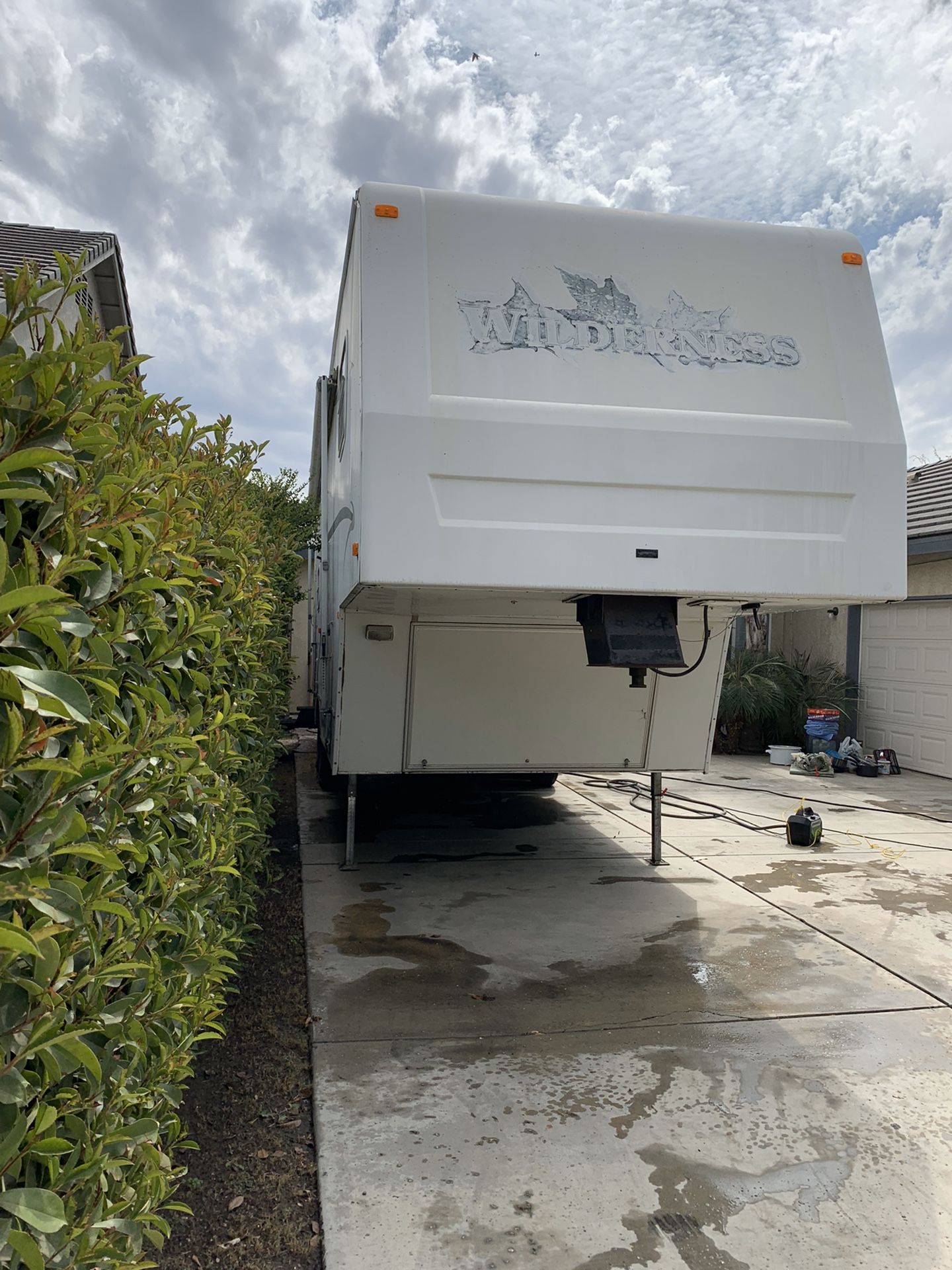 2001 wilderness 32 foot 5th wheel for Sale in Bakersfield, CA - OfferUp