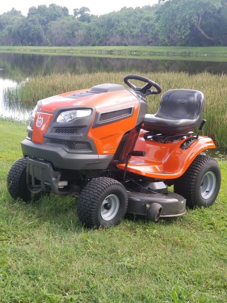 Husqvarna YTH22V46 22-HP V-twin Hydrostatic 46-in Riding Lawn Mower for ...