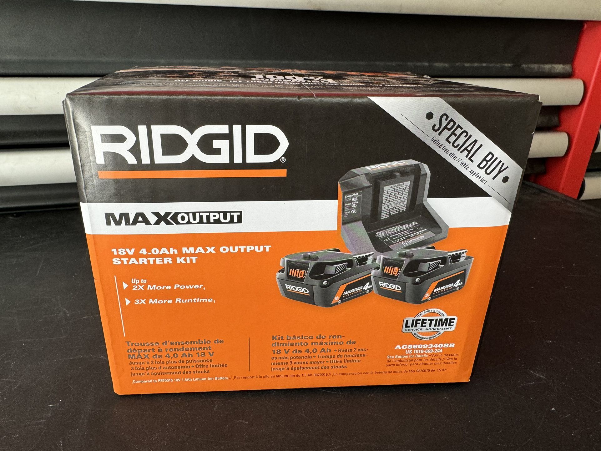 RIDGID 18V MAX Output Starter Kit with (2) 4.0 Ah Batteries and Charger ...