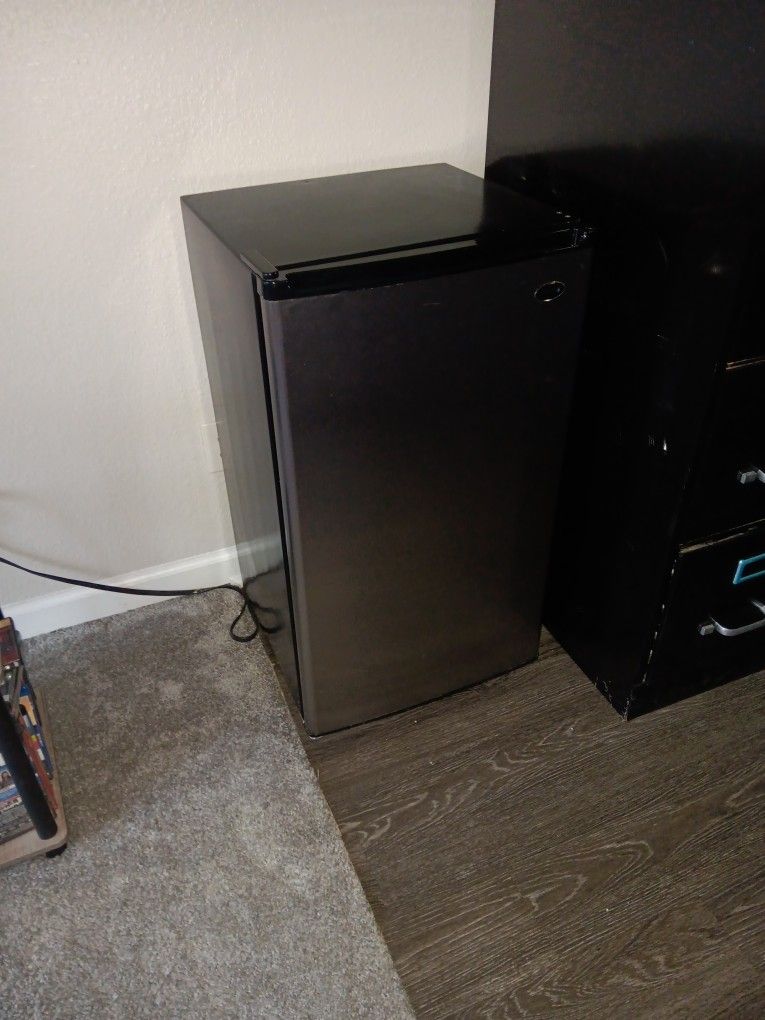 Sanyo Mini Fridge for Sale in Phoenix, AZ - OfferUp