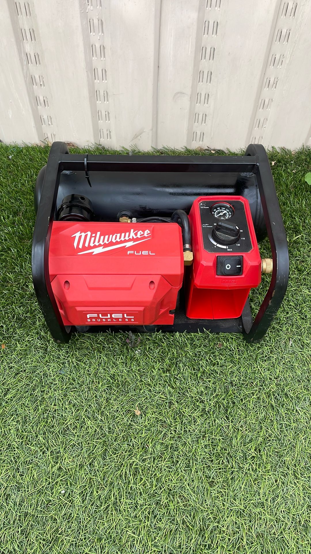 M18 FUEL 18-Volt Lithium-Ion Brushless Cordless 2 Gal. Electric Compact ...