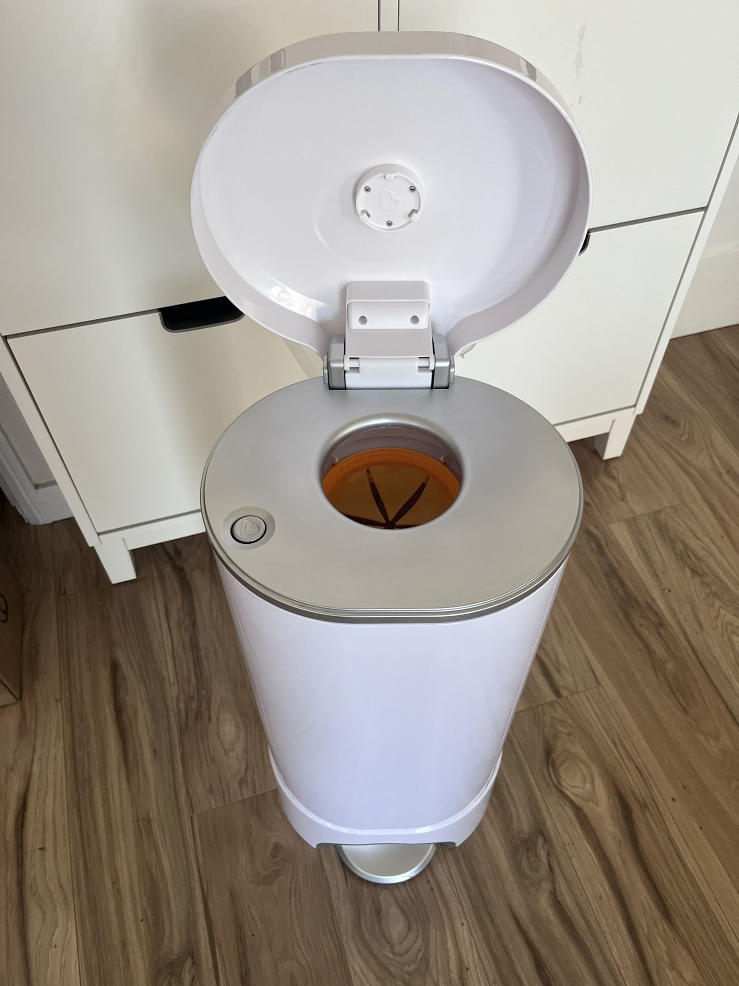 Munchkin STEP Diaper Pail Powered by Arm & Hammer, #1 in Odor Control ...