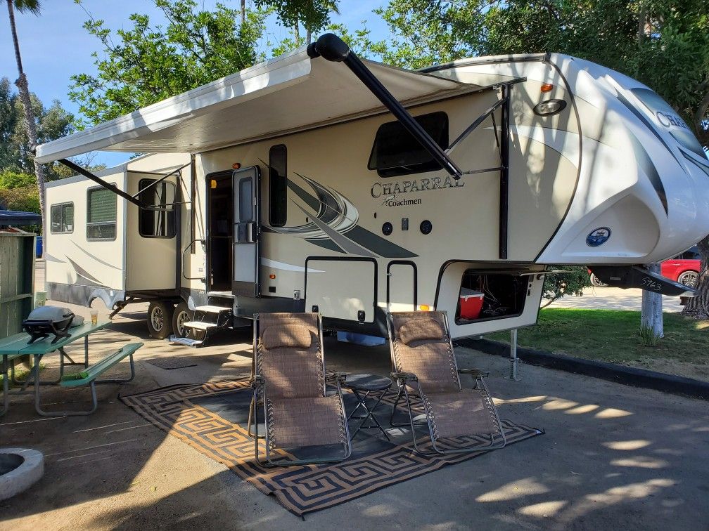 2017 Coachmen Chaparral 5th wheel camping trailer RV for Sale in San ...