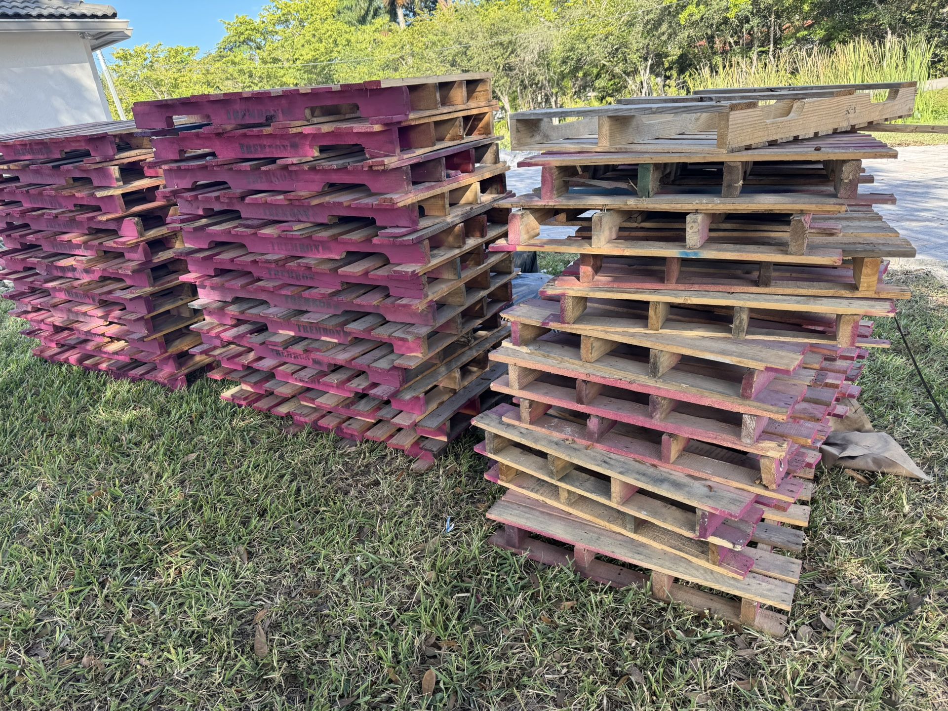 FREE PALLETS for Sale in Fort Lauderdale, FL - OfferUp