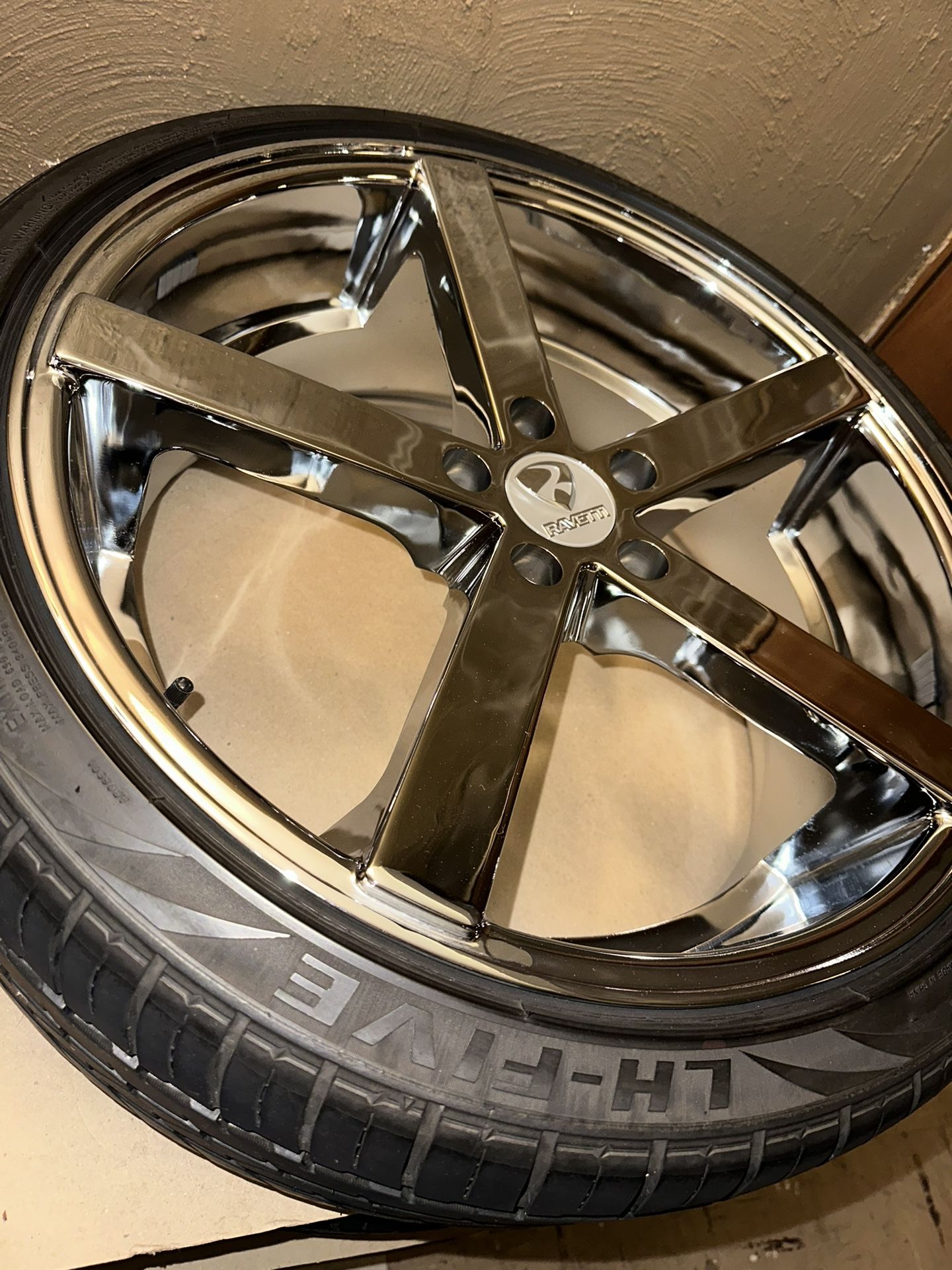 20 Inch Chrome Rims(Ravetti) for Sale in Aurora, IL - OfferUp